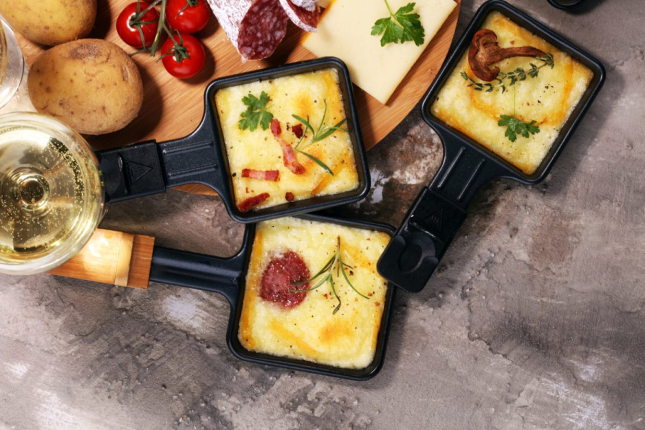 Raclette - francuskie serowe pyszności - przepis - Mojegotowanie.pl