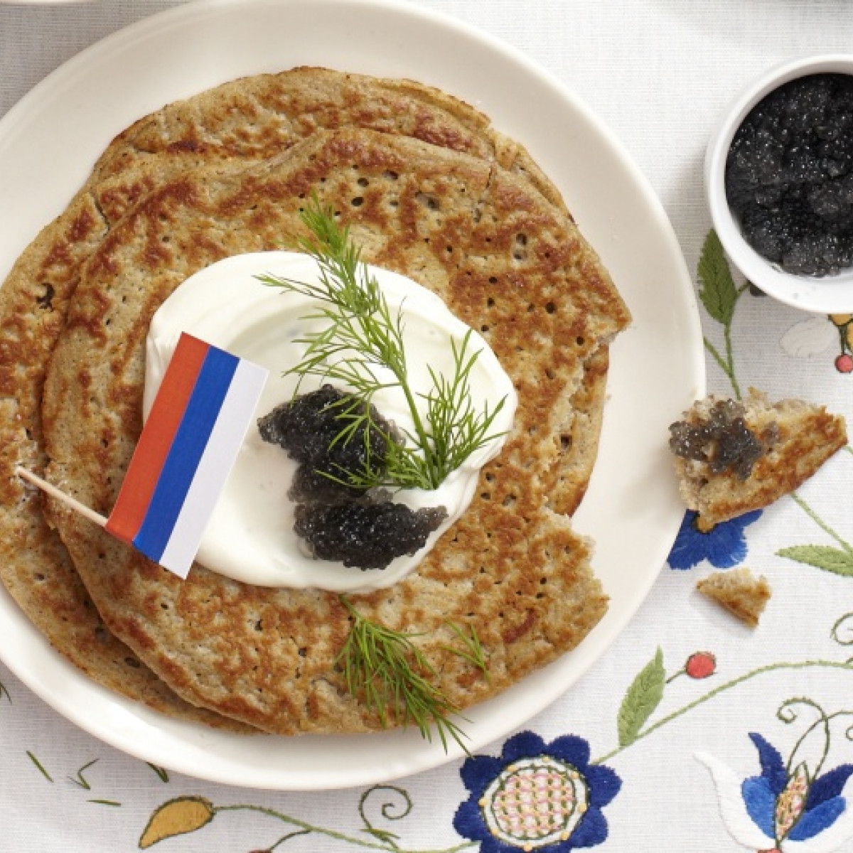 Rosyjskie bliny z kawiorem - przepis - Mojegotowanie.pl