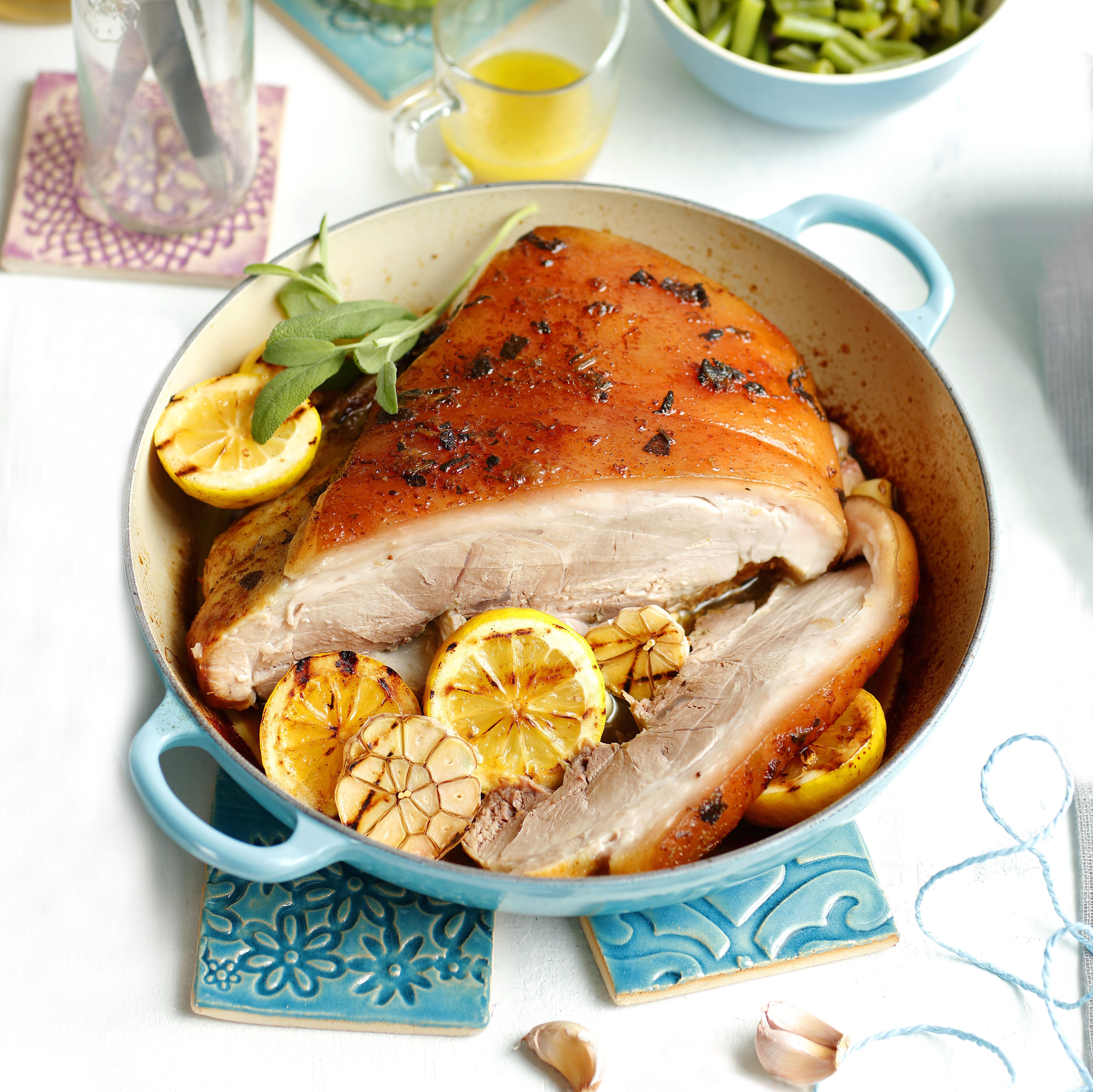 Szynka wolno pieczona z czosnkiem, cytryną i szałwią - Przepis na ...